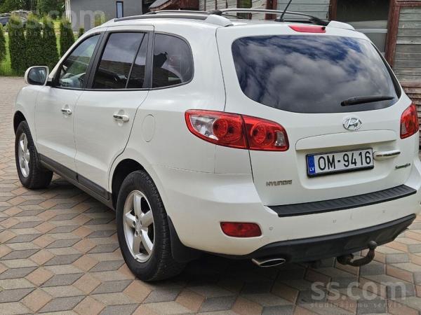 White Hyundai Santa Fe 2009 in Talsi, with an engine capacity of 2.20 L and mileage of 204 thousand km for 5899 €, photo 3 on AUTOMOTO.COM.LV