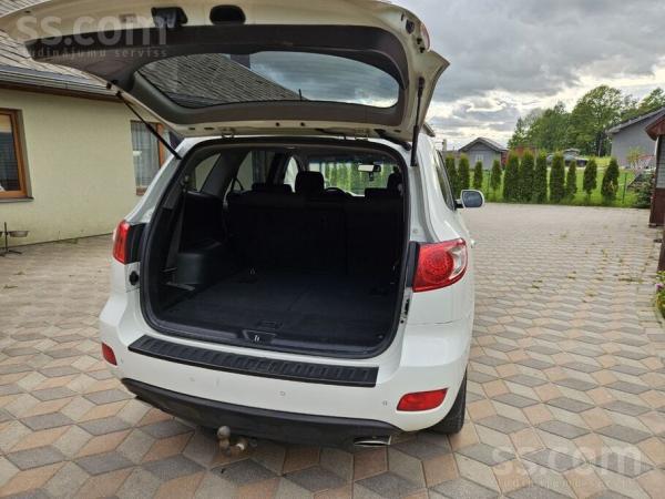 White Hyundai Santa Fe 2009 in Talsi, with an engine capacity of 2.20 L and mileage of 204 thousand km for 5899 €, photo 10 on AUTOMOTO.COM.LV