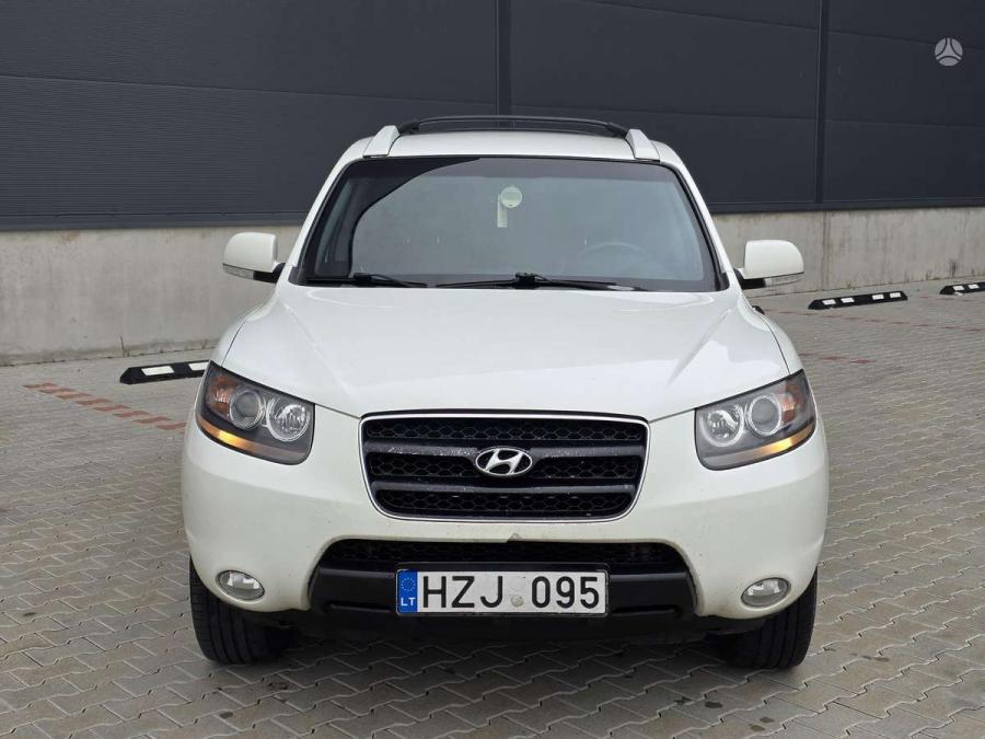 White Hyundai Santa Fe 2009 in Siauliai, with an engine capacity of 2.20 L and mileage of 340 thousand km for 2750 €, photo 4 on AUTOMOTO.COM.LV
