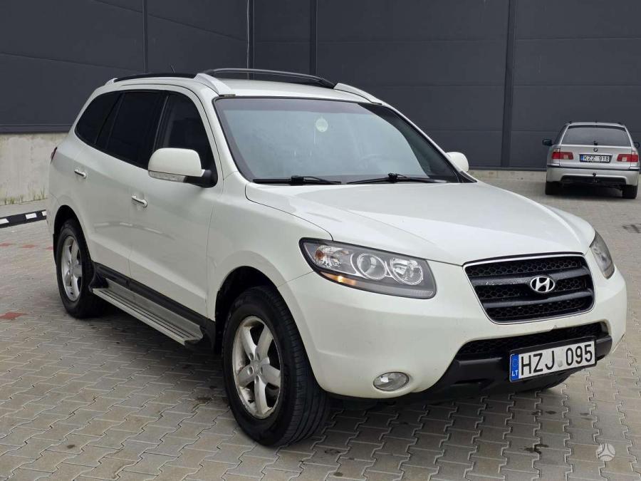 White Hyundai Santa Fe 2009 in Siauliai, with an engine capacity of 2.20 L and mileage of 340 thousand km for 2750 €, photo 5 on AUTOMOTO.COM.LV
