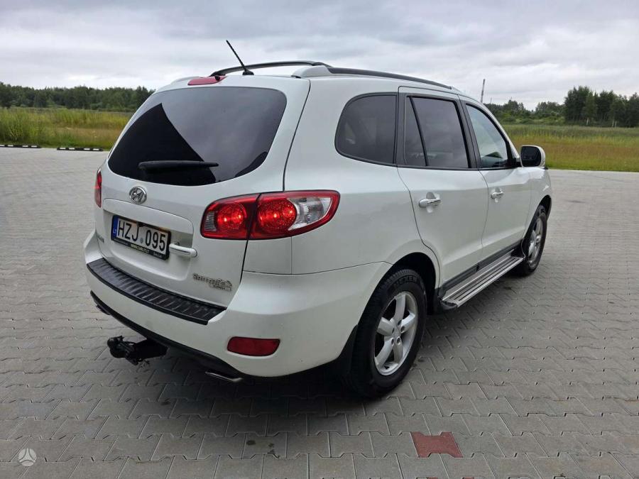 White Hyundai Santa Fe 2009 in Siauliai, with an engine capacity of 2.20 L and mileage of 340 thousand km for 2750 €, photo 7 on AUTOMOTO.COM.LV