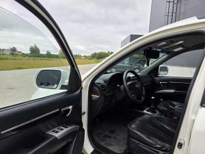 White Hyundai Santa Fe 2009 in Siauliai, with an engine capacity of 2.20 L and mileage of 340 thousand km for 2750 €, photo 9 on AUTOMOTO.COM.LV
