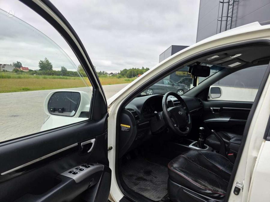 White Hyundai Santa Fe 2009 in Siauliai, with an engine capacity of 2.20 L and mileage of 340 thousand km for 2750 €, photo 9 on AUTOMOTO.COM.LV