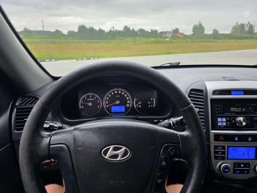 White Hyundai Santa Fe 2009 in Siauliai, with an engine capacity of 2.20 L and mileage of 340 thousand km for 2750 €, photo 13 on AUTOMOTO.COM.LV