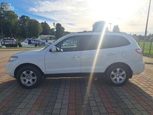 White Hyundai Santa Fe 2009 in Silute, with an engine capacity of 2.20 L and mileage of 238 thousand km for 3850 €, photo 4 on AUTOMOTO.COM.LV