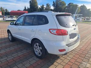 White Hyundai Santa Fe 2009 in Silute, with an engine capacity of 2.20 L and mileage of 238 thousand km for 3850 €, photo 6 on AUTOMOTO.COM.LV
