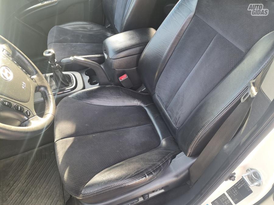 White Hyundai Santa Fe 2009 in Silute, with an engine capacity of 2.20 L and mileage of 238 thousand km for 3850 €, photo 14 on AUTOMOTO.COM.LV