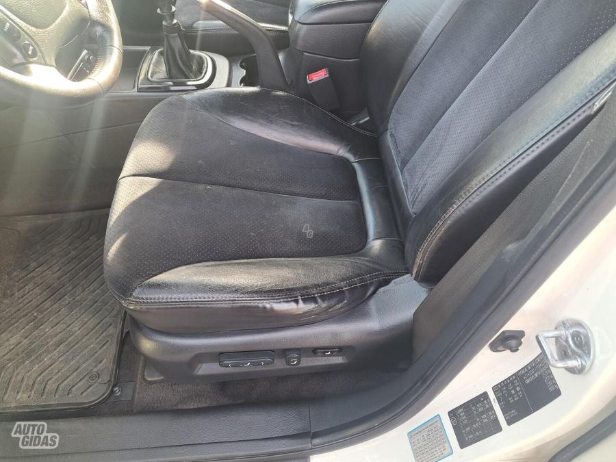 White Hyundai Santa Fe 2009 in Silute, with an engine capacity of 2.20 L and mileage of 238 thousand km for 3850 €, photo 15 on AUTOMOTO.COM.LV