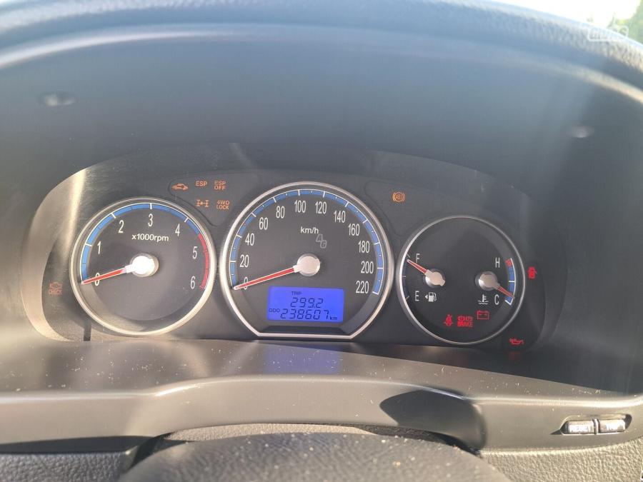 White Hyundai Santa Fe 2009 in Silute, with an engine capacity of 2.20 L and mileage of 238 thousand km for 3850 €, photo 17 on AUTOMOTO.COM.LV