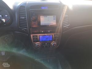 White Hyundai Santa Fe 2009 in Silute, with an engine capacity of 2.20 L and mileage of 238 thousand km for 3850 €, photo 19 on AUTOMOTO.COM.LV