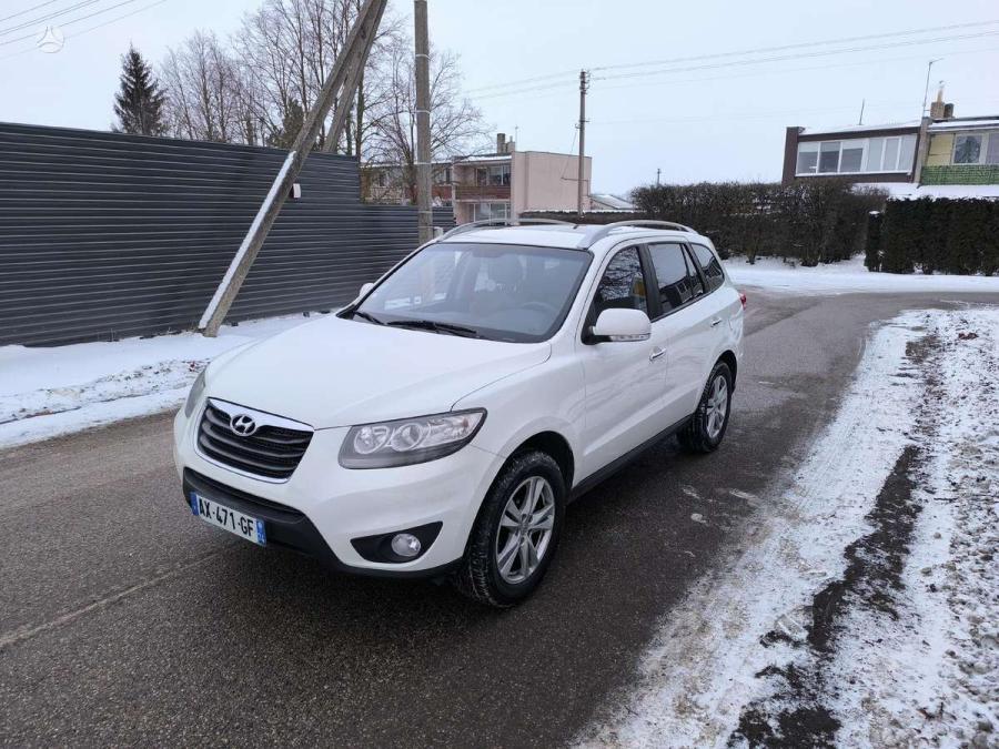 White Hyundai Santa Fe 2010 in Marijampole, with an engine capacity of 2.20 L and mileage of 327 thousand km for 5050 €, photo 1 on AUTOMOTO.COM.LV