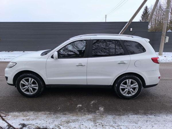 White Hyundai Santa Fe 2010 in Marijampole, with an engine capacity of 2.20 L and mileage of 327 thousand km for 5050 €, photo 2 on AUTOMOTO.COM.LV