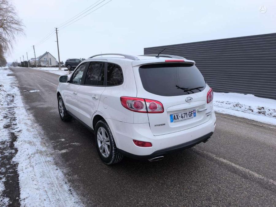 White Hyundai Santa Fe 2010 in Marijampole, with an engine capacity of 2.20 L and mileage of 327 thousand km for 5050 €, photo 3 on AUTOMOTO.COM.LV