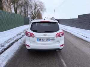White Hyundai Santa Fe 2010 in Marijampole, with an engine capacity of 2.20 L and mileage of 327 thousand km for 5050 €, photo 4 on AUTOMOTO.COM.LV