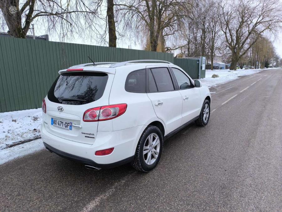 White Hyundai Santa Fe 2010 in Marijampole, with an engine capacity of 2.20 L and mileage of 327 thousand km for 5050 €, photo 5 on AUTOMOTO.COM.LV