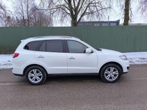 White Hyundai Santa Fe 2010 in Marijampole, with an engine capacity of 2.20 L and mileage of 327 thousand km for 5050 €, photo 6 on AUTOMOTO.COM.LV