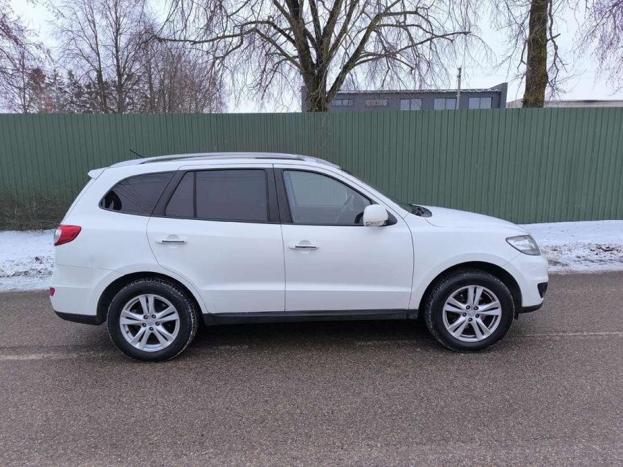 White Hyundai Santa Fe 2010 in Marijampole, with an engine capacity of 2.20 L and mileage of 327 thousand km for 5050 €, photo 6 on AUTOMOTO.COM.LV