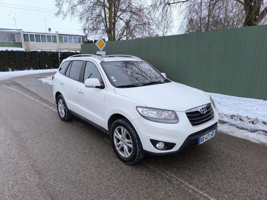 White Hyundai Santa Fe 2010 in Marijampole, with an engine capacity of 2.20 L and mileage of 327 thousand km for 5050 €, photo 7 on AUTOMOTO.COM.LV