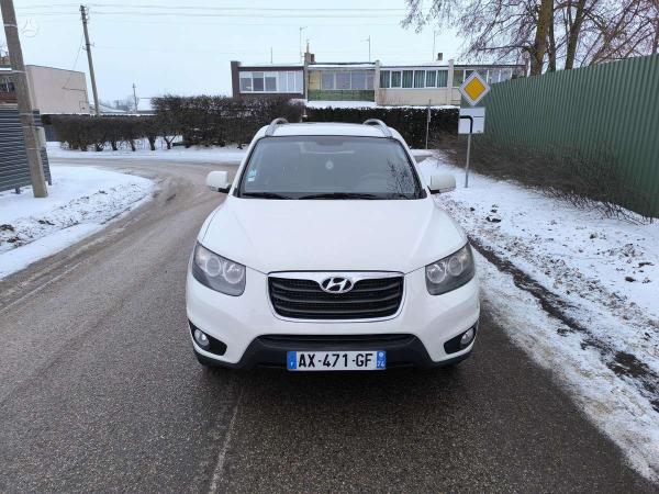 White Hyundai Santa Fe 2010 in Marijampole, with an engine capacity of 2.20 L and mileage of 327 thousand km for 5050 €, photo 8 on AUTOMOTO.COM.LV