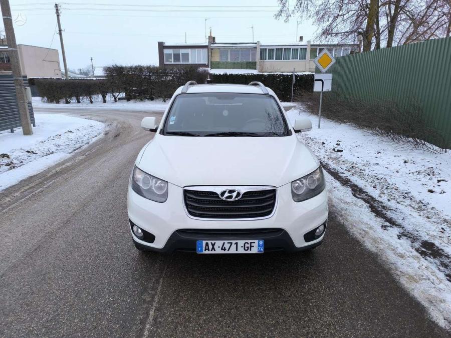 White Hyundai Santa Fe 2010 in Marijampole, with an engine capacity of 2.20 L and mileage of 327 thousand km for 5050 €, photo 8 on AUTOMOTO.COM.LV