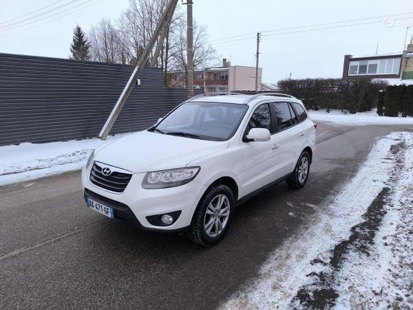 White Hyundai Santa Fe 2010 in Marijampole, with an engine capacity of 2.20 L and mileage of 327 thousand km for 5050 €, photo 9 on AUTOMOTO.COM.LV
