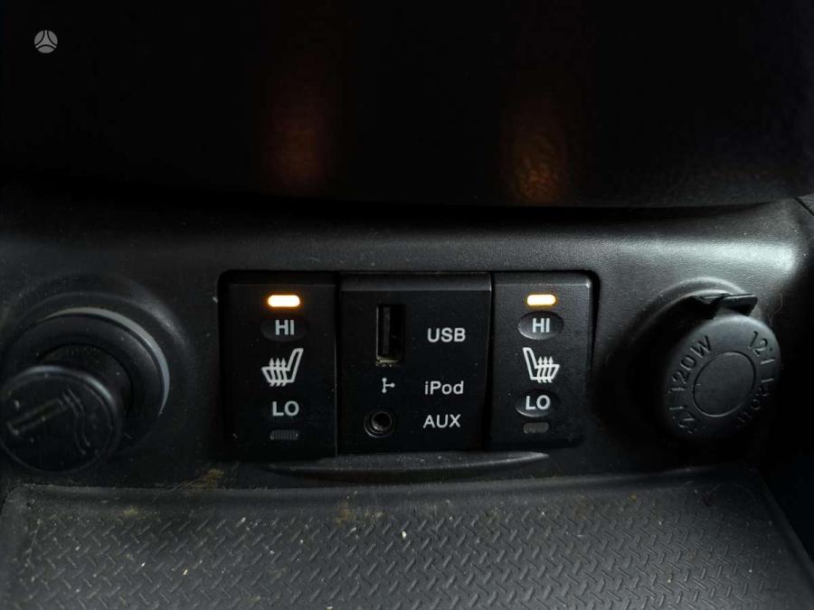 White Hyundai Santa Fe 2010 in Marijampole, with an engine capacity of 2.20 L and mileage of 327 thousand km for 5050 €, photo 18 on AUTOMOTO.COM.LV