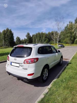 Balts Hyundai Santa Fe 2010 Šauļi, ar dzinēja tilpumu 2.20 L un nobraukumu 246 tūkst. km par 4100 €, foto  vietnē AUTOMOTO.COM.LV