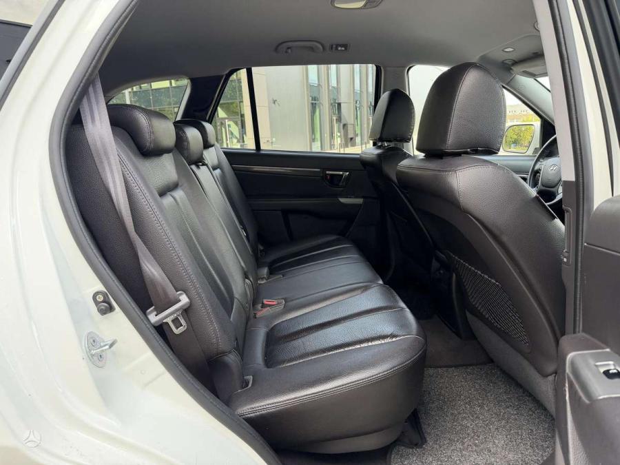 White Hyundai Santa Fe 2010 in Vilnius, with an engine capacity of 2.20 L and mileage of 162 thousand km for 4950 €, photo 12 on AUTOMOTO.COM.LV