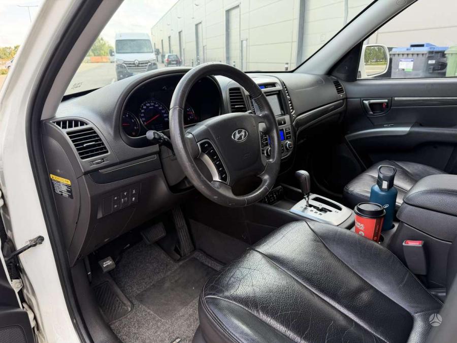 White Hyundai Santa Fe 2010 in Vilnius, with an engine capacity of 2.20 L and mileage of 162 thousand km for 4950 €, photo 13 on AUTOMOTO.COM.LV