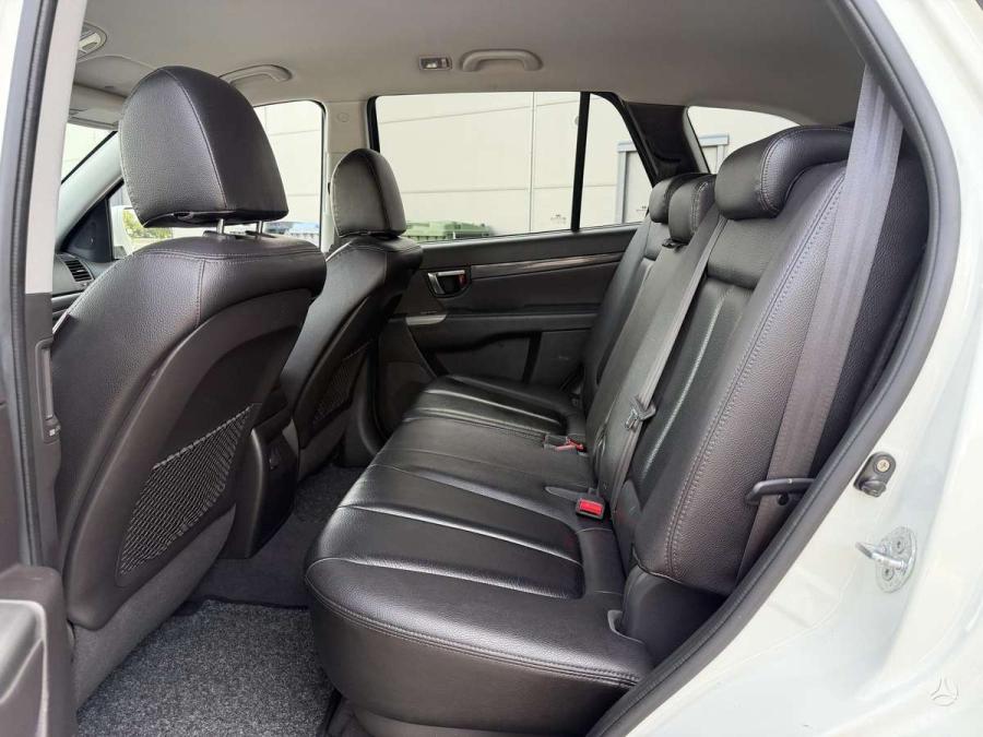White Hyundai Santa Fe 2010 in Vilnius, with an engine capacity of 2.20 L and mileage of 162 thousand km for 4950 €, photo 15 on AUTOMOTO.COM.LV