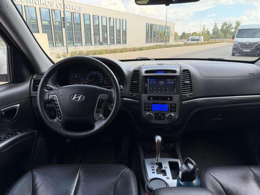 White Hyundai Santa Fe 2010 in Vilnius, with an engine capacity of 2.20 L and mileage of 162 thousand km for 4950 €, photo 16 on AUTOMOTO.COM.LV