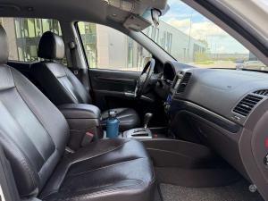 White Hyundai Santa Fe 2010 in Vilnius, with an engine capacity of 2.20 L and mileage of 162 thousand km for 4950 €, photo 17 on AUTOMOTO.COM.LV