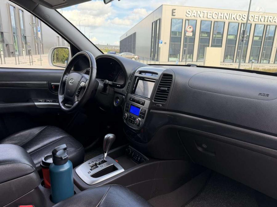 White Hyundai Santa Fe 2010 in Vilnius, with an engine capacity of 2.20 L and mileage of 162 thousand km for 4950 €, photo 18 on AUTOMOTO.COM.LV