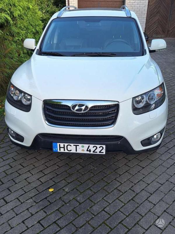 Hyundai Santa Fe 2010 in Kaunas on AUTOMOTO.COM.LV White Hyundai Santa Fe 2010 in Kaunas, with an engine capacity of 2.20 L and mileage of 125 thousand km for 5500 €, photo 4 on AUTOMOTO.COM.LV