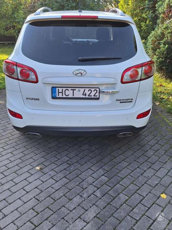Hyundai Santa Fe 2010 in Kaunas on AUTOMOTO.COM.LV White Hyundai Santa Fe 2010 in Kaunas, with an engine capacity of 2.20 L and mileage of 125 thousand km for 5500 €, photo 5 on AUTOMOTO.COM.LV