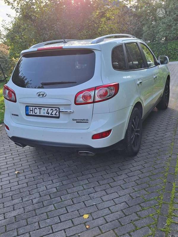 Hyundai Santa Fe 2010 in Kaunas on AUTOMOTO.COM.LV White Hyundai Santa Fe 2010 in Kaunas, with an engine capacity of 2.20 L and mileage of 125 thousand km for 5500 €, photo 6 on AUTOMOTO.COM.LV
