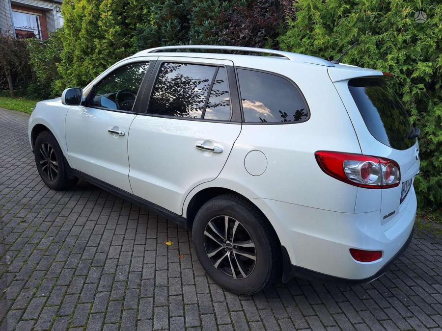 White Hyundai Santa Fe 2010 in Kaunas, with an engine capacity of 2.20 L and mileage of 125 thousand km for 5500 €, photo 1 on AUTOMOTO.COM.LV
