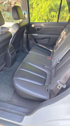 White Hyundai Santa Fe 2010 in Kaunas, with an engine capacity of 2.20 L and mileage of 125 thousand km for 5500 €, photo 9 on AUTOMOTO.COM.LV
