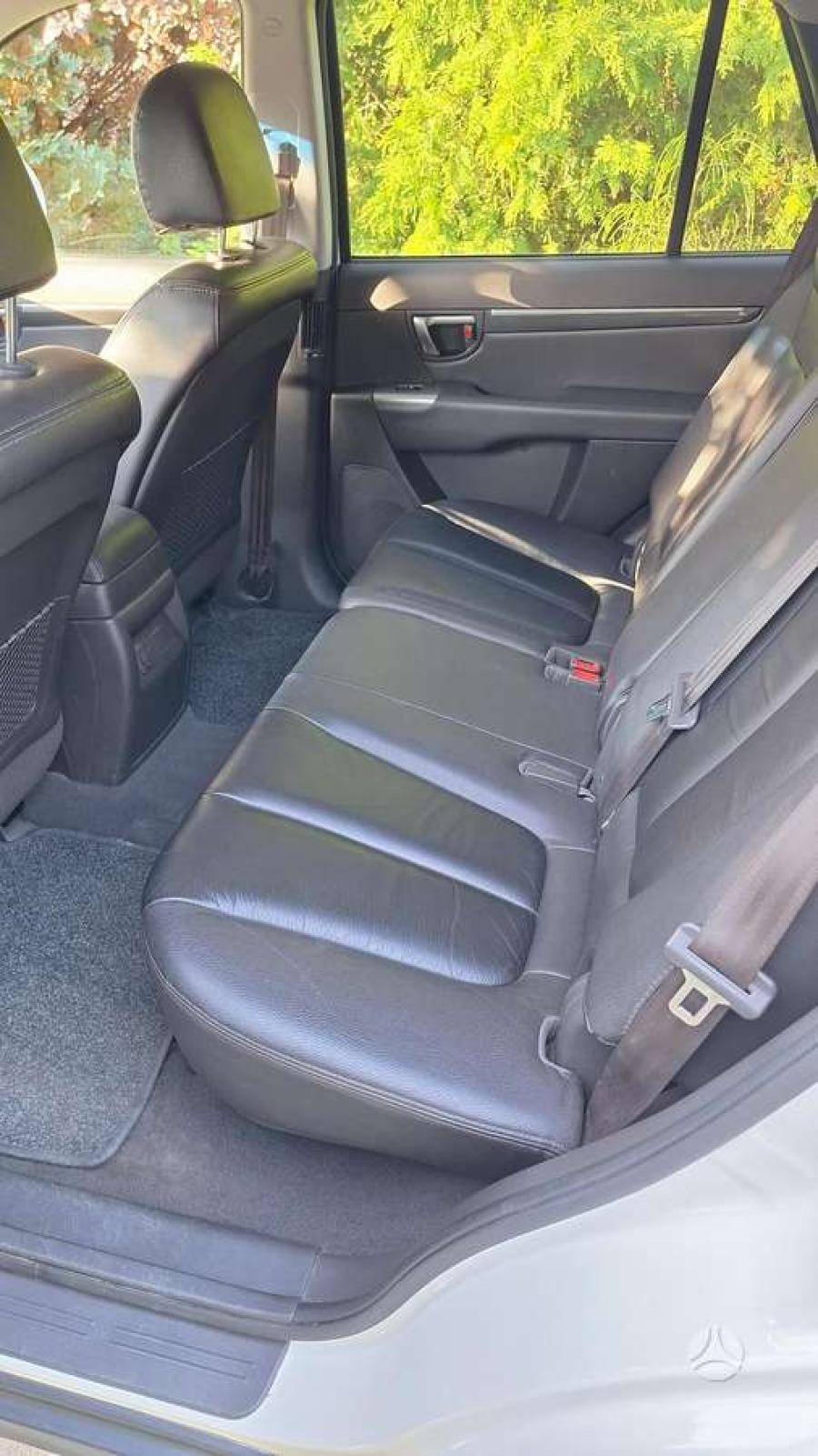 White Hyundai Santa Fe 2010 in Kaunas, with an engine capacity of 2.20 L and mileage of 125 thousand km for 5500 €, photo 9 on AUTOMOTO.COM.LV