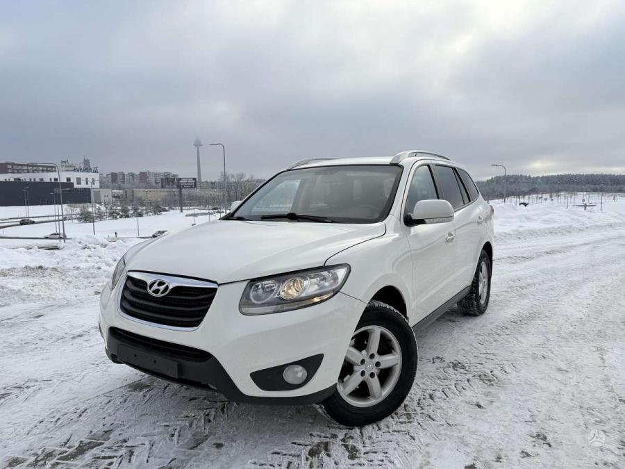 White Hyundai Santa Fe 2011 in Vilnius, with an engine capacity of 2.20 L and mileage of 255 thousand km for 5500 €, photo 1 on AUTOMOTO.COM.LV