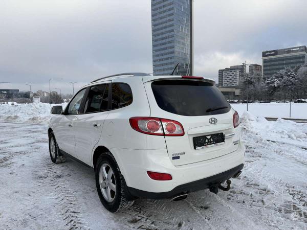 White Hyundai Santa Fe 2011 in Vilnius, with an engine capacity of 2.20 L and mileage of 255 thousand km for 5500 €, photo 2 on AUTOMOTO.COM.LV