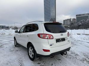 White Hyundai Santa Fe 2011 in Vilnius, with an engine capacity of 2.20 L and mileage of 255 thousand km for 5500 €, photo 2 on AUTOMOTO.COM.LV