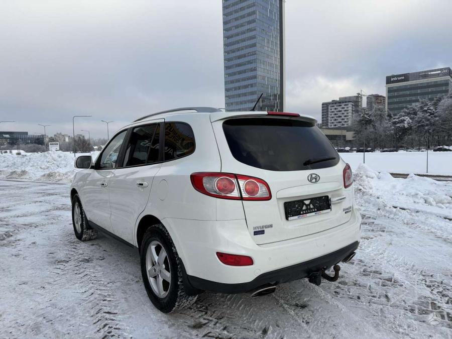White Hyundai Santa Fe 2011 in Vilnius, with an engine capacity of 2.20 L and mileage of 255 thousand km for 5500 €, photo 2 on AUTOMOTO.COM.LV