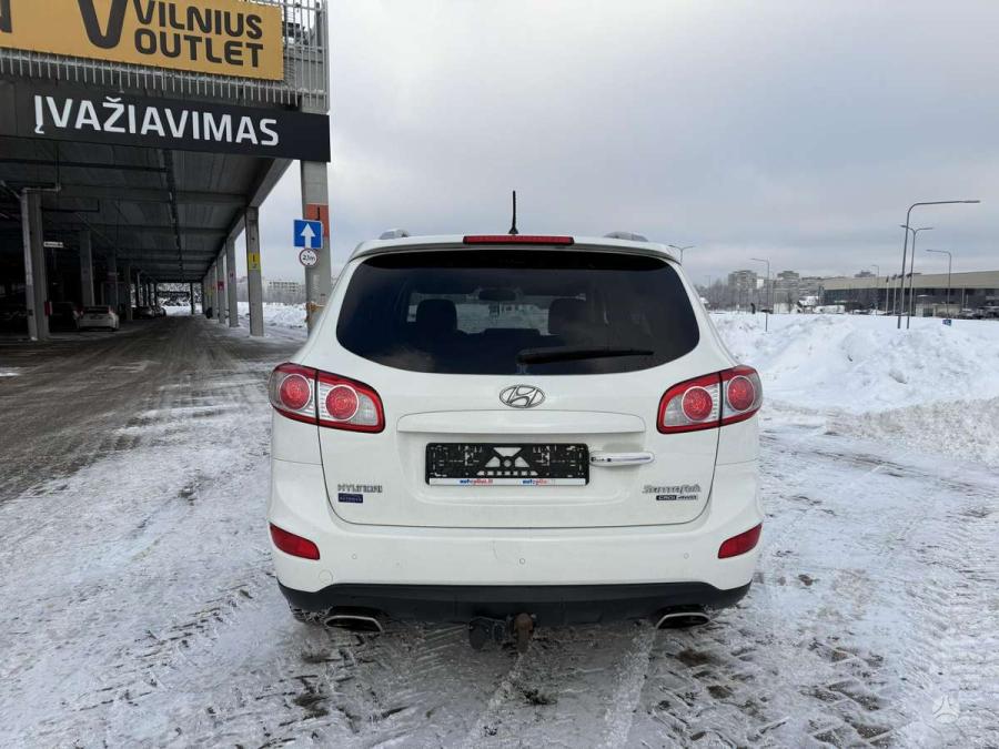 White Hyundai Santa Fe 2011 in Vilnius, with an engine capacity of 2.20 L and mileage of 255 thousand km for 5500 €, photo 5 on AUTOMOTO.COM.LV