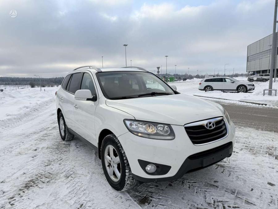 White Hyundai Santa Fe 2011 in Vilnius, with an engine capacity of 2.20 L and mileage of 255 thousand km for 5500 €, photo 8 on AUTOMOTO.COM.LV