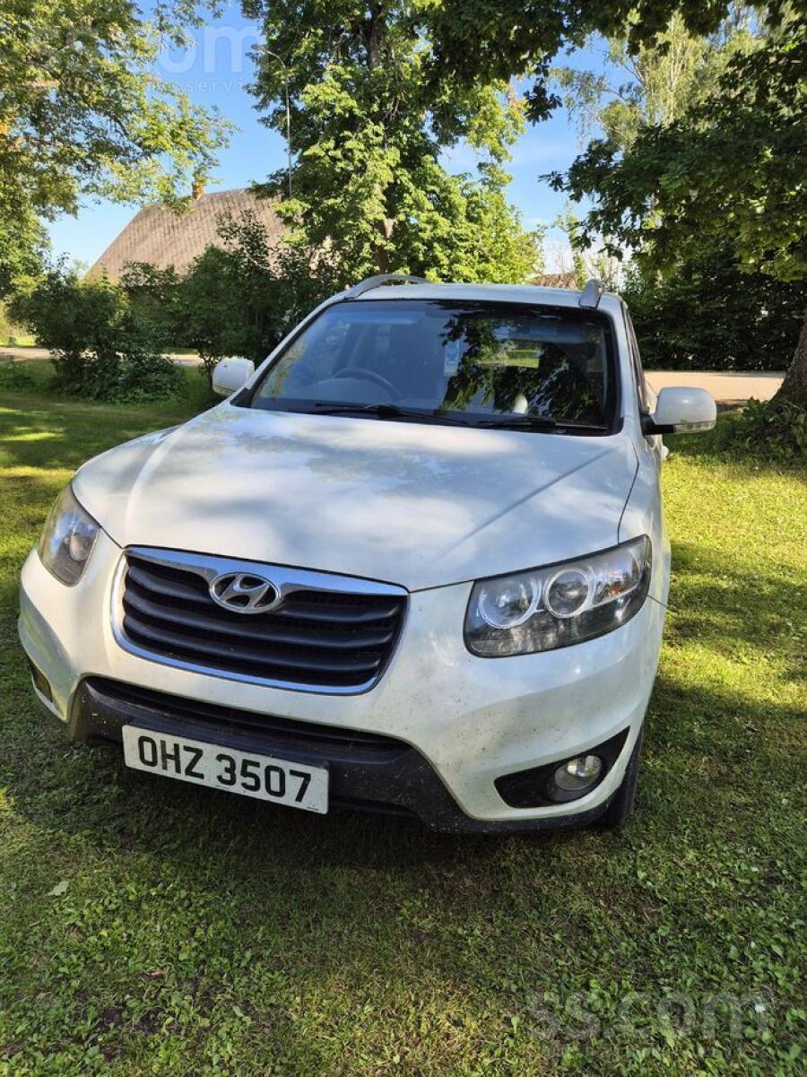 White Hyundai Santa Fe 2011 in Madona, with an engine capacity of 2.20 L and mileage of 150 thousand km for 1600 €, photo 1 on AUTOMOTO.COM.LV