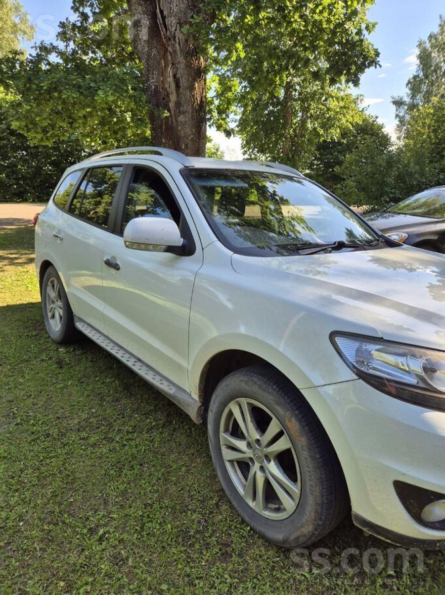 White Hyundai Santa Fe 2011 in Madona, with an engine capacity of 2.20 L and mileage of 150 thousand km for 1600 €, photo 3 on AUTOMOTO.COM.LV