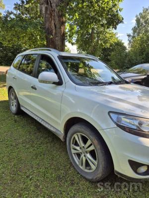 White Hyundai Santa Fe 2011 in Madona, with an engine capacity of 2.20 L and mileage of 150 thousand km for 1600 €, photo 4 on AUTOMOTO.COM.LV