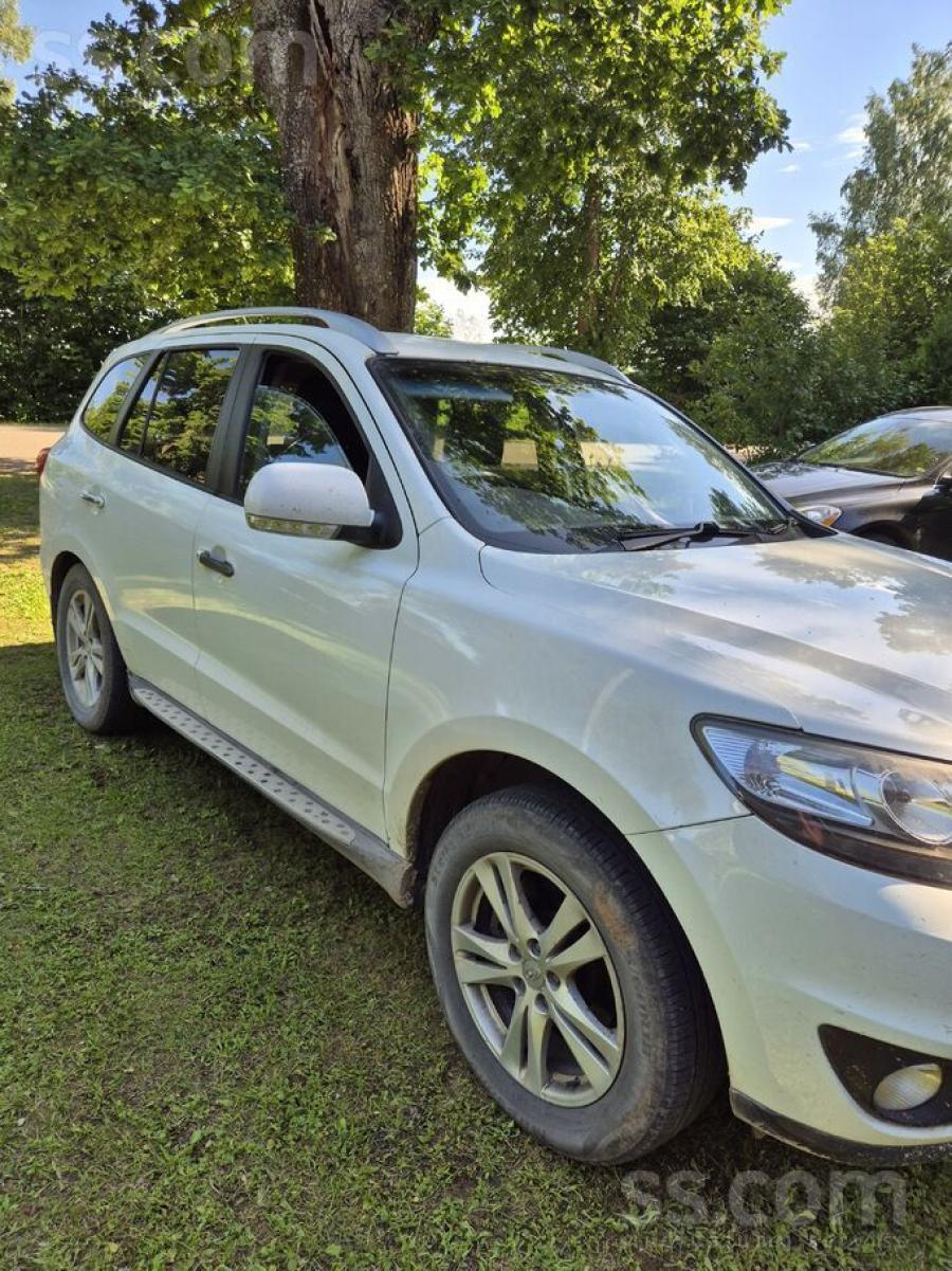 White Hyundai Santa Fe 2011 in Madona, with an engine capacity of 2.20 L and mileage of 150 thousand km for 1600 €, photo 4 on AUTOMOTO.COM.LV