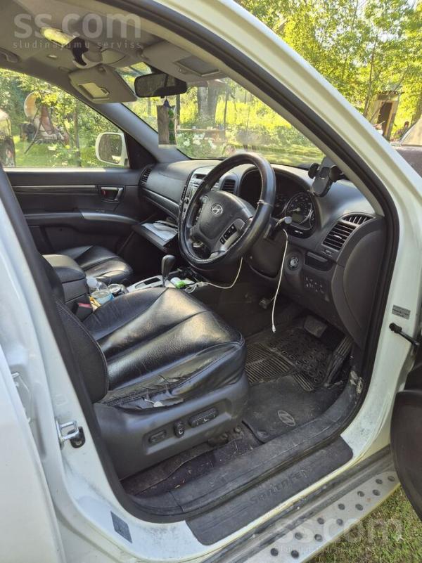 Balts Hyundai Santa Fe 2011 Madona, ar dzinēja tilpumu 2.20 L un nobraukumu 150 tūkst. km par 1600 €, foto 4 vietnē AUTOMOTO.COM.LV